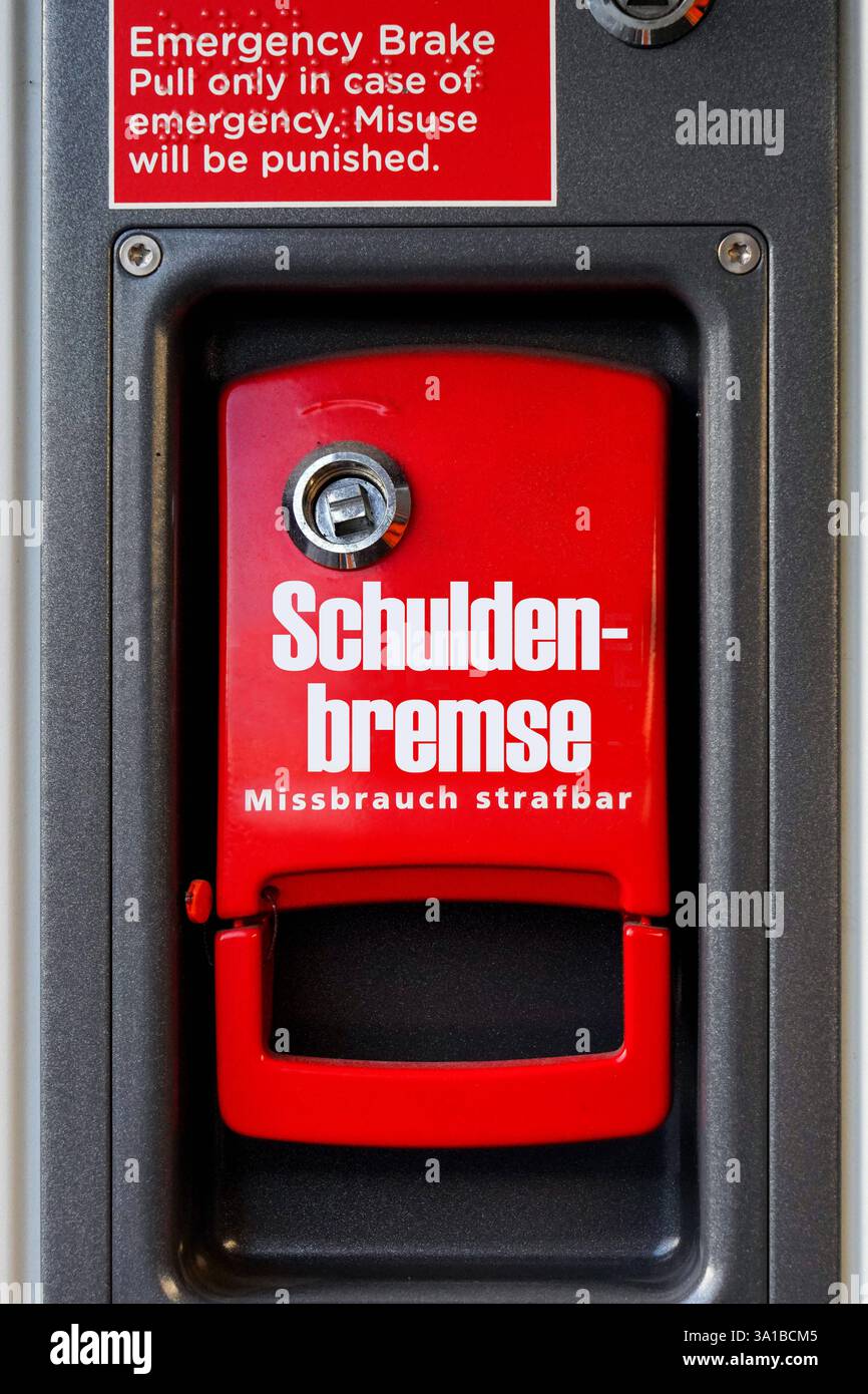 Schuldenbremse - Fotomontage mit einer Notbremse in einem Zug der ...