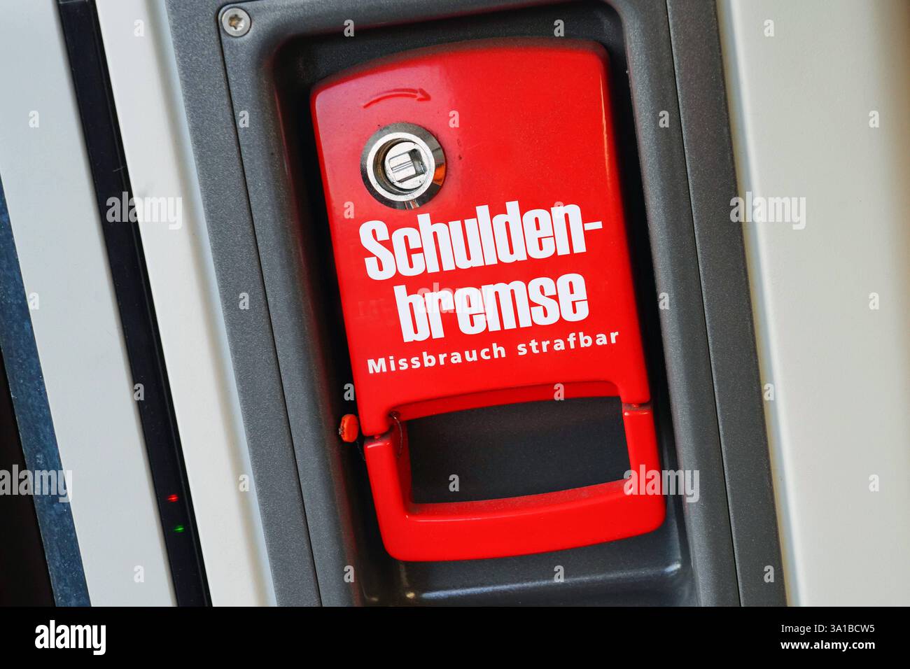 Schuldenbremse - Fotomontage mit einer Notbremse in einem Zug der ...