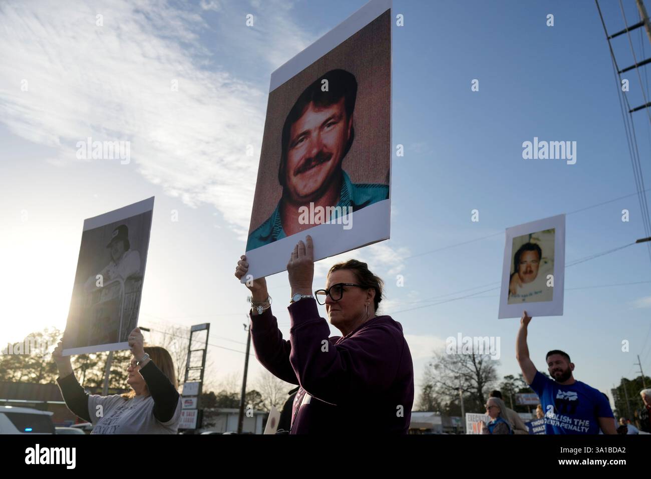 Protestors demonstrate outside the scheduled execution of South ...
