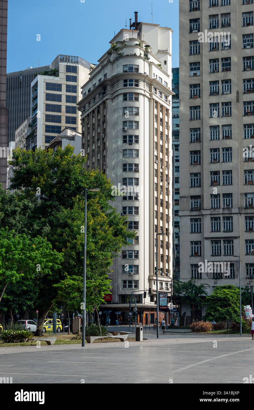 Open area near tall buildings hi-res stock photography and images - Alamy