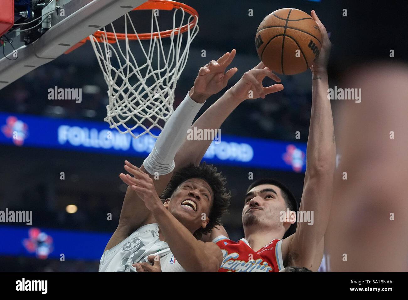 Memphis Grizzlies center Zach Edey, right, and Dallas Mavericks forward ...