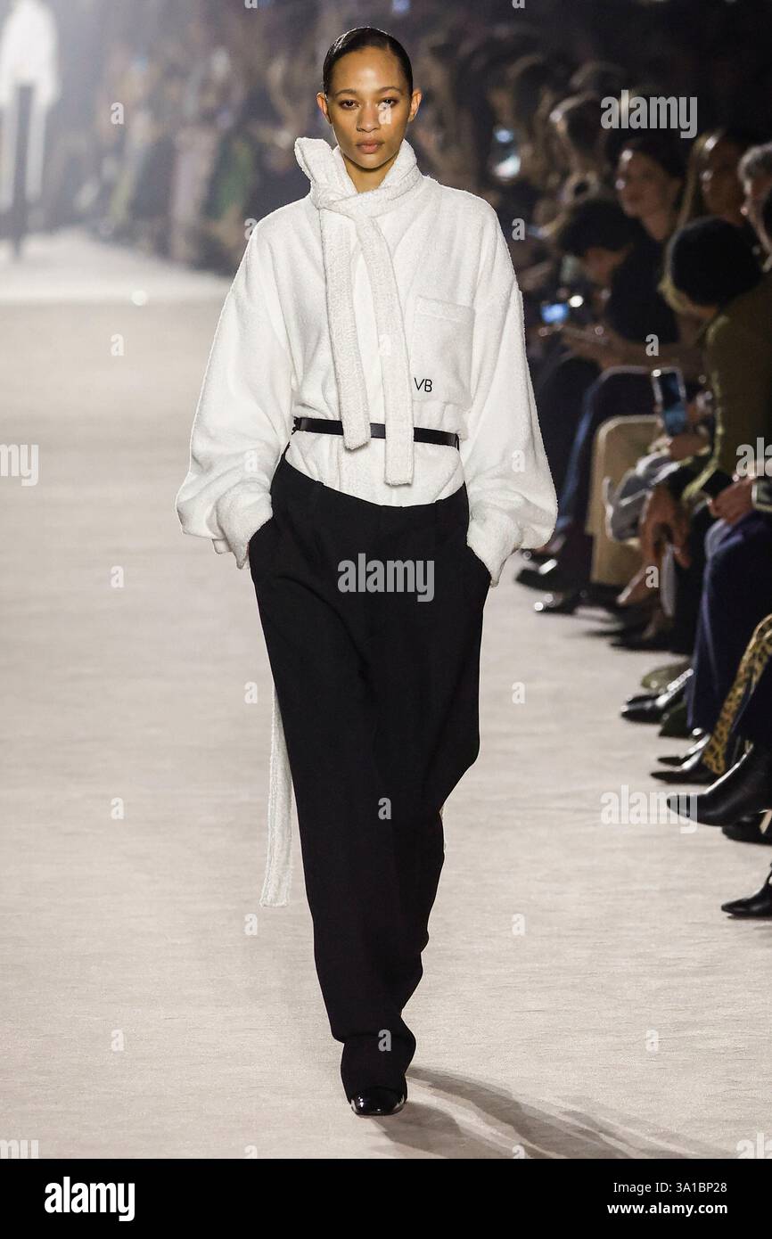 VICTORIA BECKHAM Autumn-Winter 2025 runway during Paris Fashion Week on ...