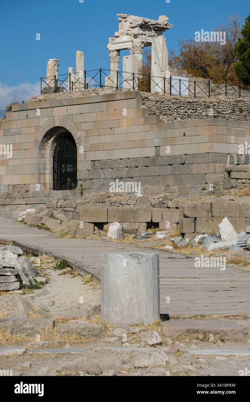 Pergamon, Turkey, Turkiye. Acropolis of Pergamon, A World Heritage Site Stock Photo - Alamy