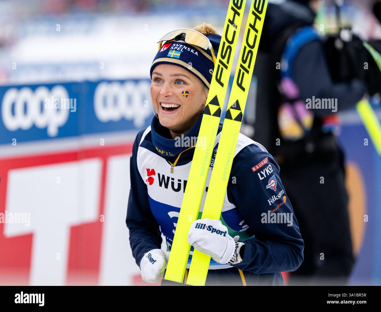 Trondheim, Norwegen. 07th Mar, 2025. KARLSSON Frida (Schweden) beobachtet das Rennen im Ziel ...