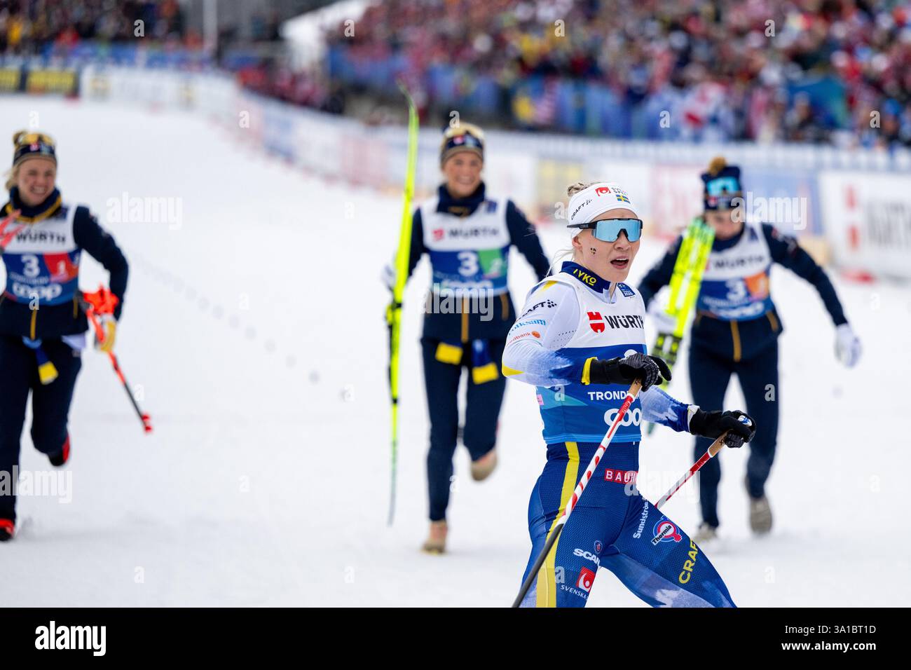 Trondheim, Norwegen. 07th Mar, 2025. SUNDLING Jonna (Schweden) im Ziel, daneben Jubel des Teams ...