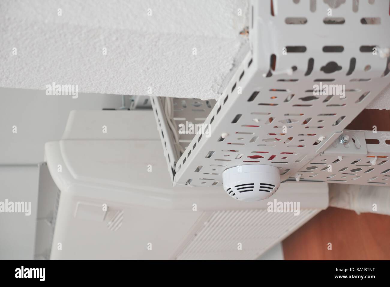Ceiling smoke detector mounted in a modern indoor space Stock Photo - Alamy