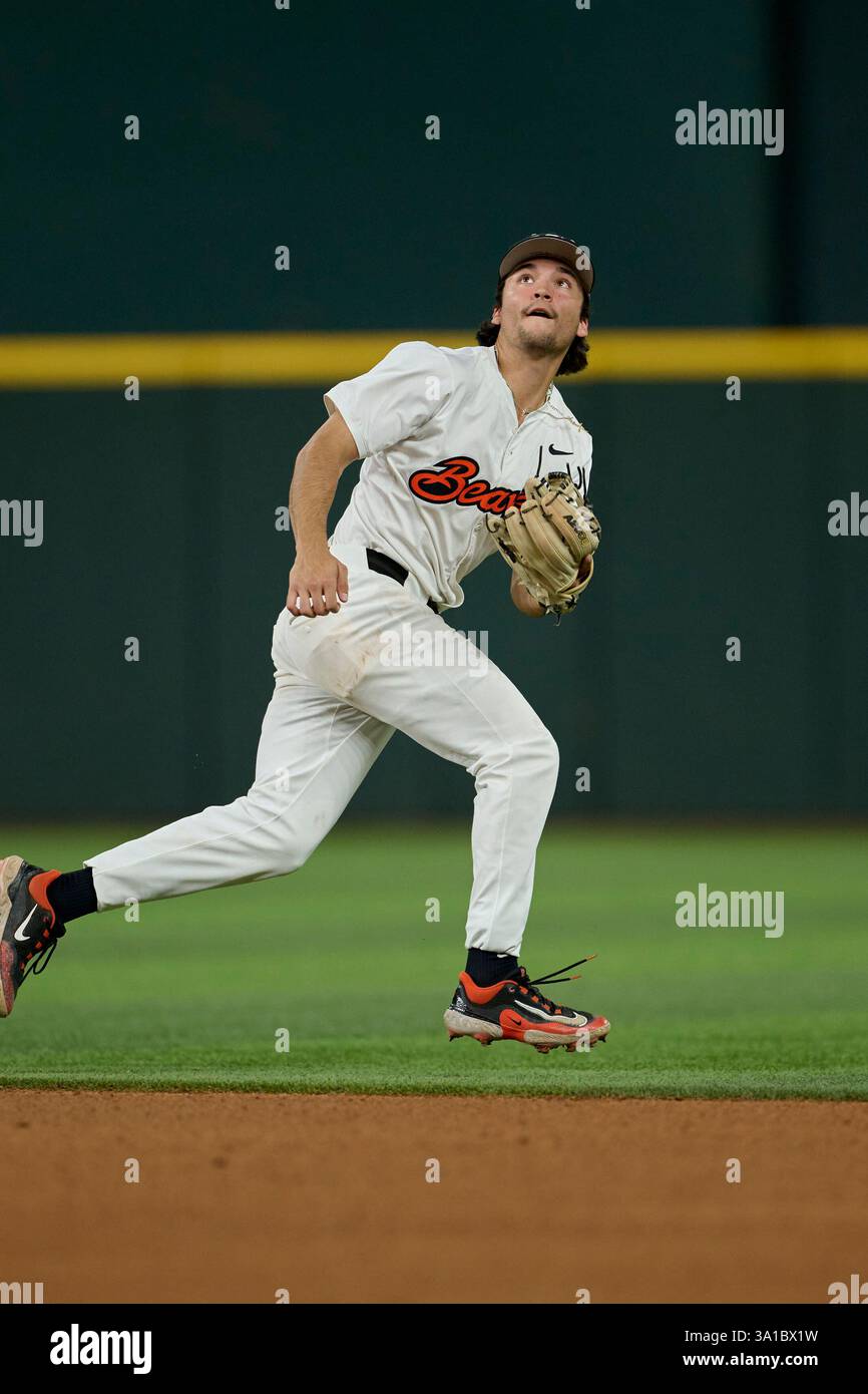 Oregon State Beavers second baseman AJ Singer (7) tracks a fly ball ...