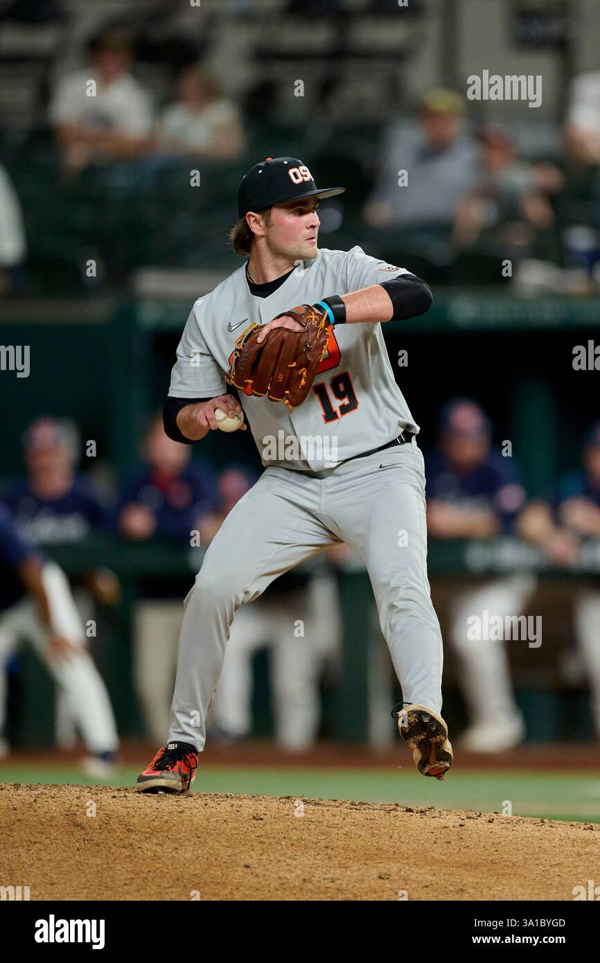 Oregon State Beavers pitcher Wyatt Queen (19) during an NCAA baseball ...