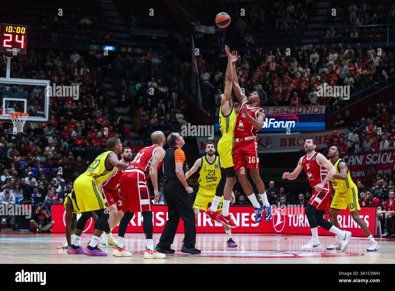 Milan, Italy. 06th Mar, 2025. (R-L) Zach Leday #16 of EA7 Emporio ...