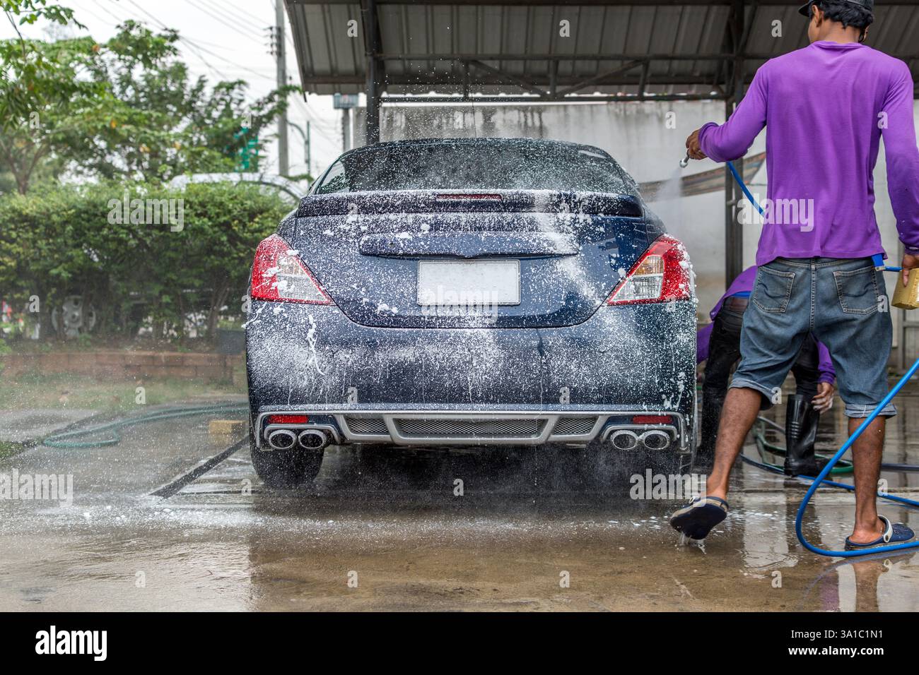 Car care staff cleaning the car (Car detailing Stock Photo - Alamy