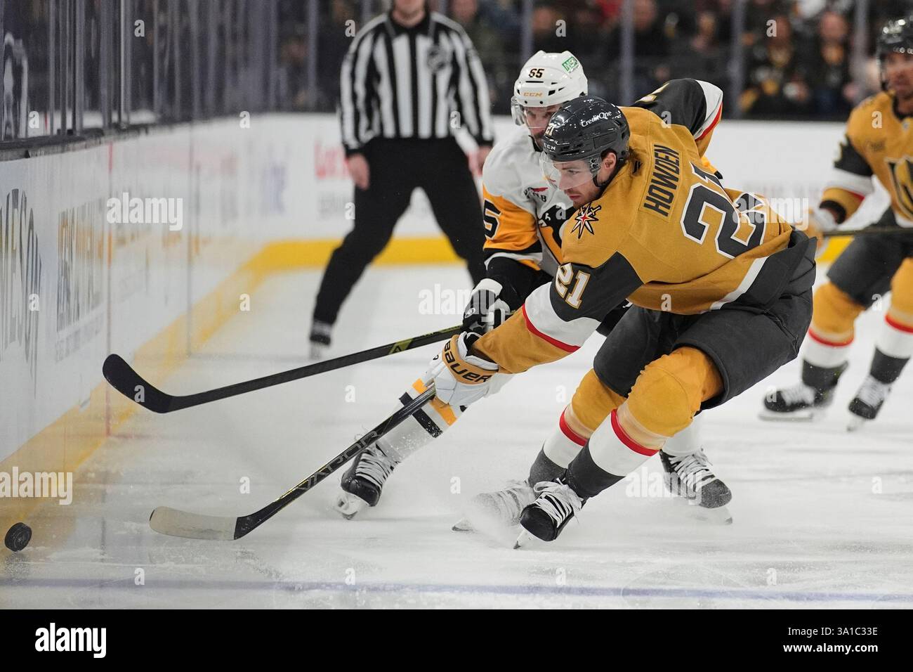 Vegas Golden Knights center Brett Howden (21) and Pittsburgh Penguins ...