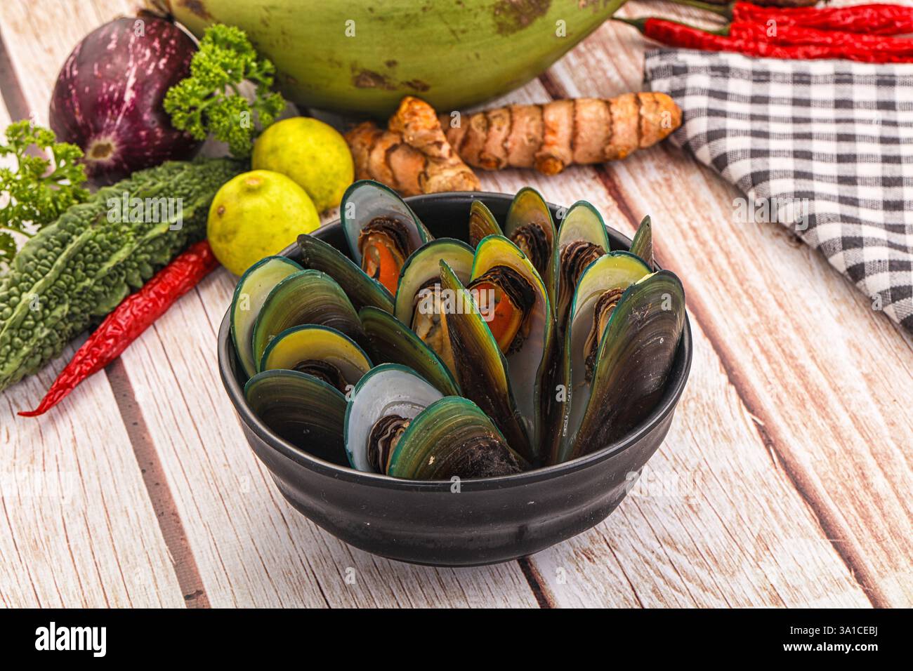 Gourmet Fresh boiled mussels in the bowl Stock Photo - Alamy