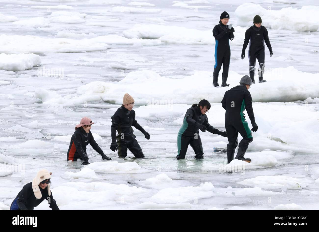 People enjoy "Ryuhyo Ice Walk" on a drift ice field in Shari Town ...