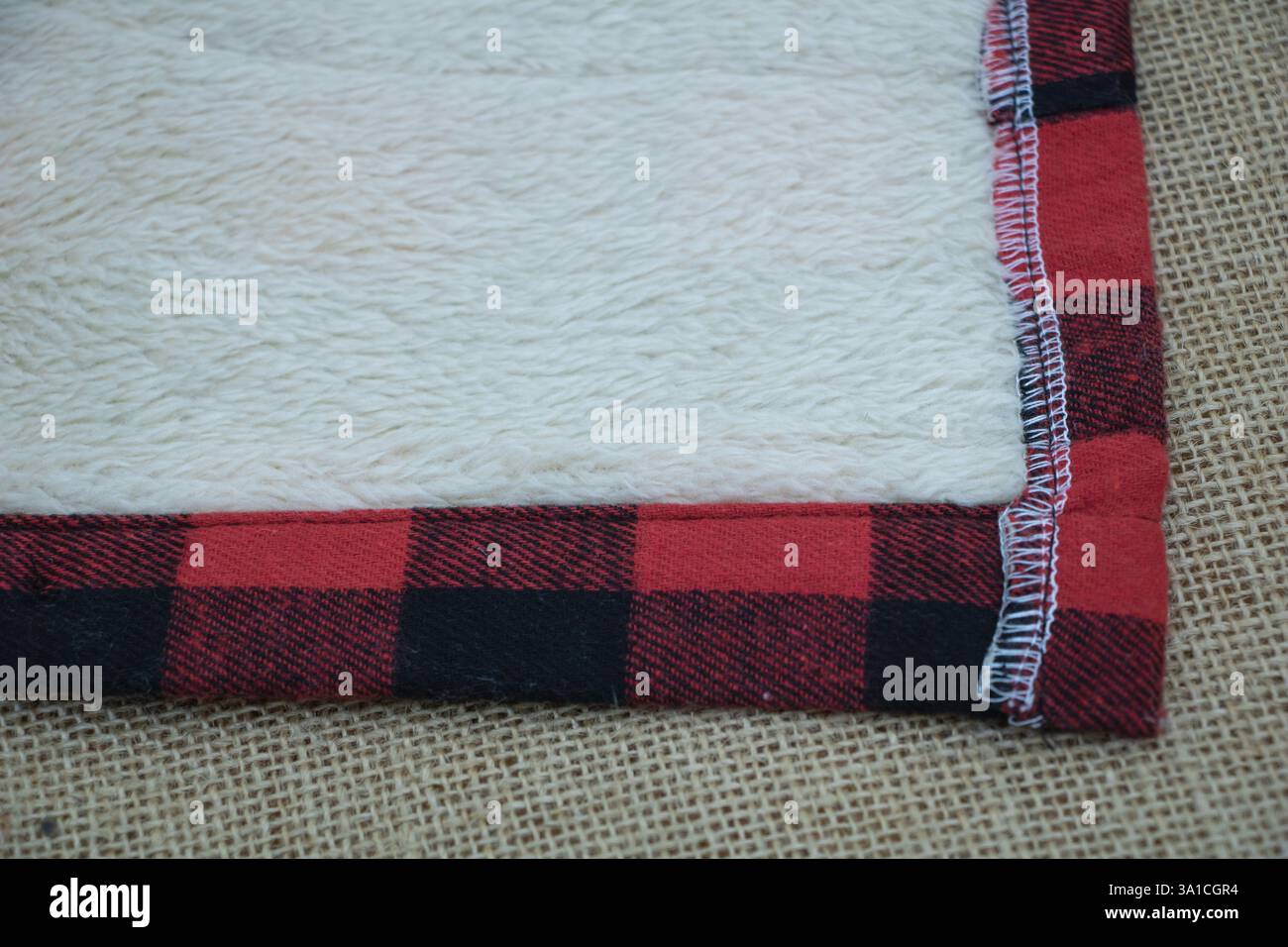 A close-up photo of the edge on the top and bottom sides of a white ...