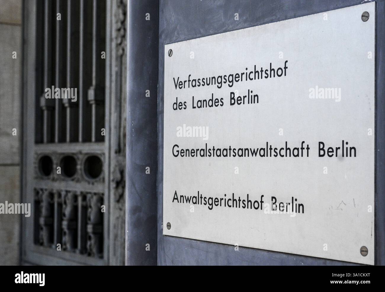 PRODUCTION - 07 March 2025, Berlin: A sign points to the Constitutional ...