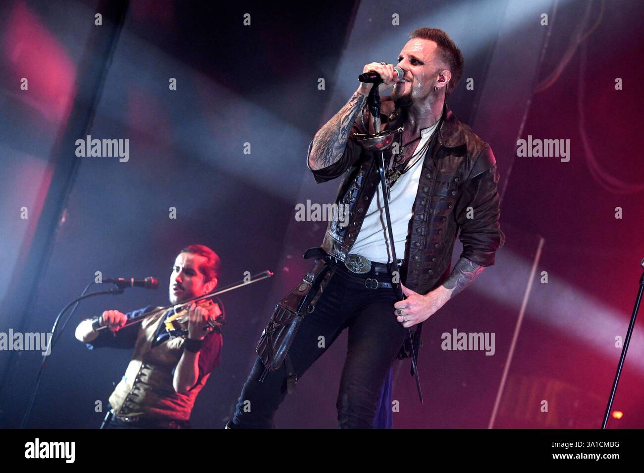 Gustavo Strauss und Ben Metzner von dArtagnan live bei einem Konzert ...