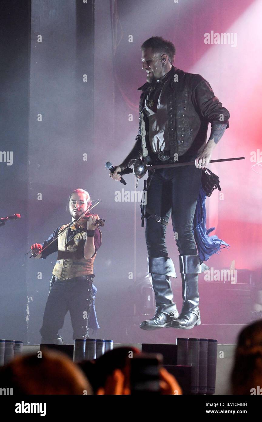 Gustavo Strauss und Ben Metzner von dArtagnan live bei einem Konzert ...
