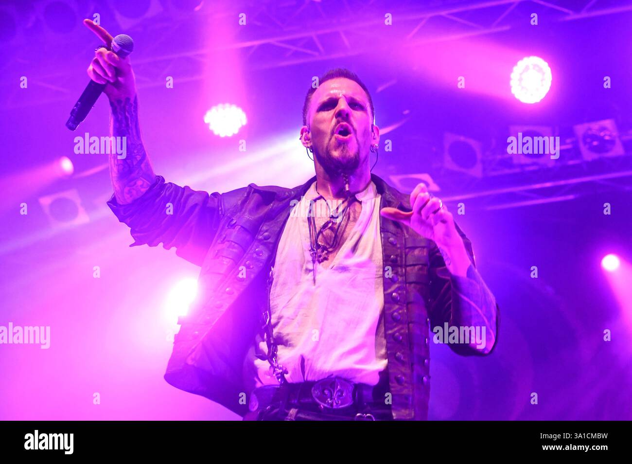 Ben Metzner von dArtagnan live bei einem Konzert der Herzblut -Tour im ...