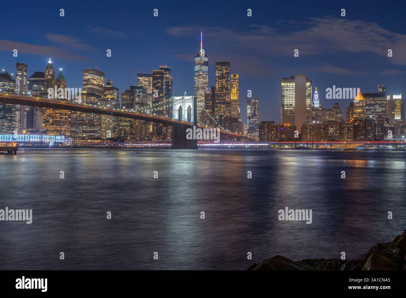 The iconic Brooklyn Bridge and the skyline of lower Manhattan in New ...