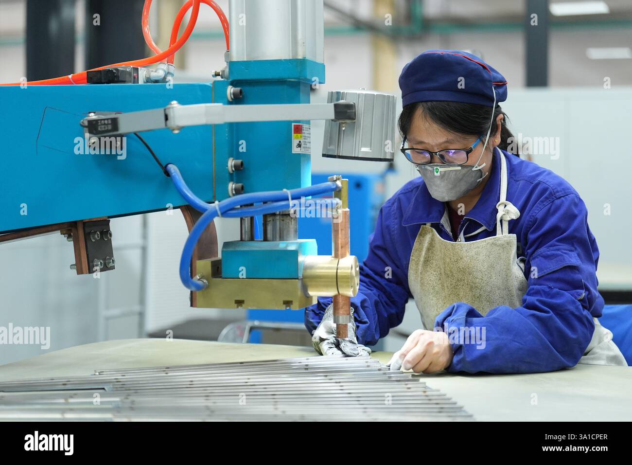 (250308) -- HARBIN, March 8, 2025 (Xinhua) -- A female welder performs ...