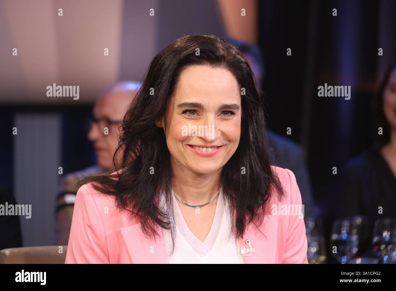 Yael Adler, Hautärztin und Ernährungsmedizinerin, zu Gast in der NDR ...