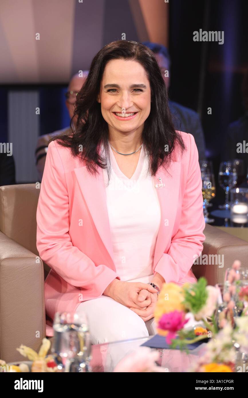 Yael Adler, Hautärztin und Ernährungsmedizinerin, zu Gast in der NDR ...