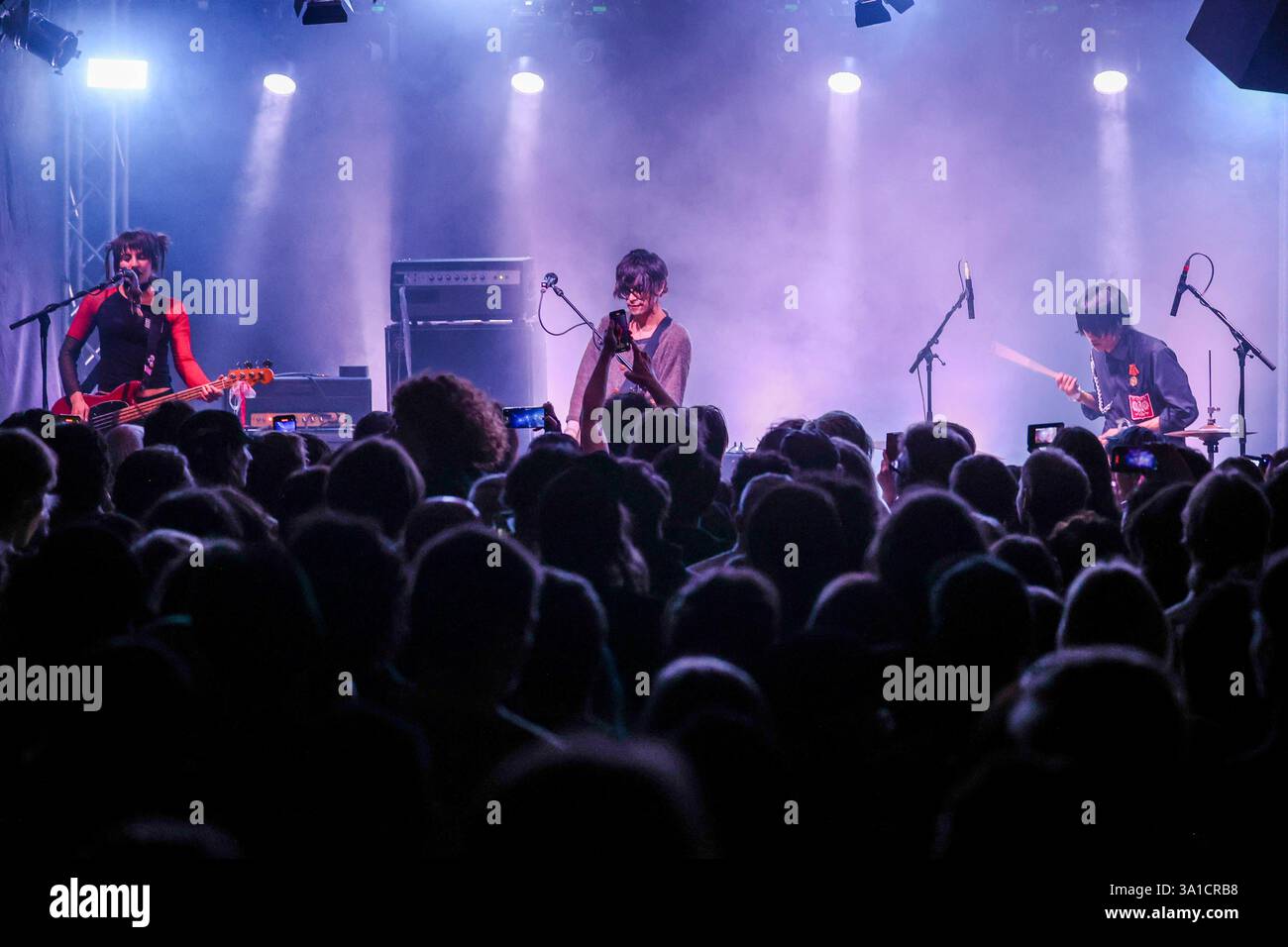 Alexandria Elizabeth Gesang und Bass Keyan Pourzand Gesang und Gitarre ...