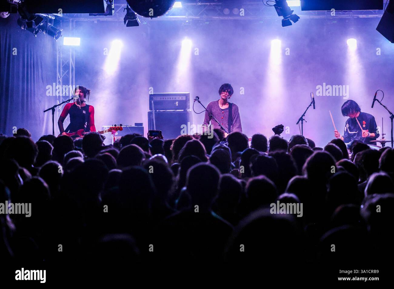 Alexandria Elizabeth Gesang und Bass Keyan Pourzand Gesang und Gitarre ...