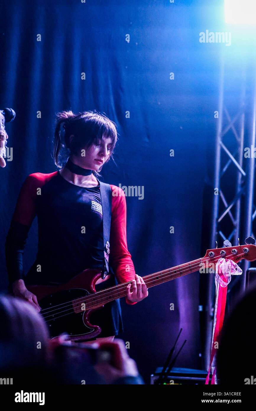 Alexandria Elizabeth Gesang und Bass von Julie, the Band, das Trio aus ...