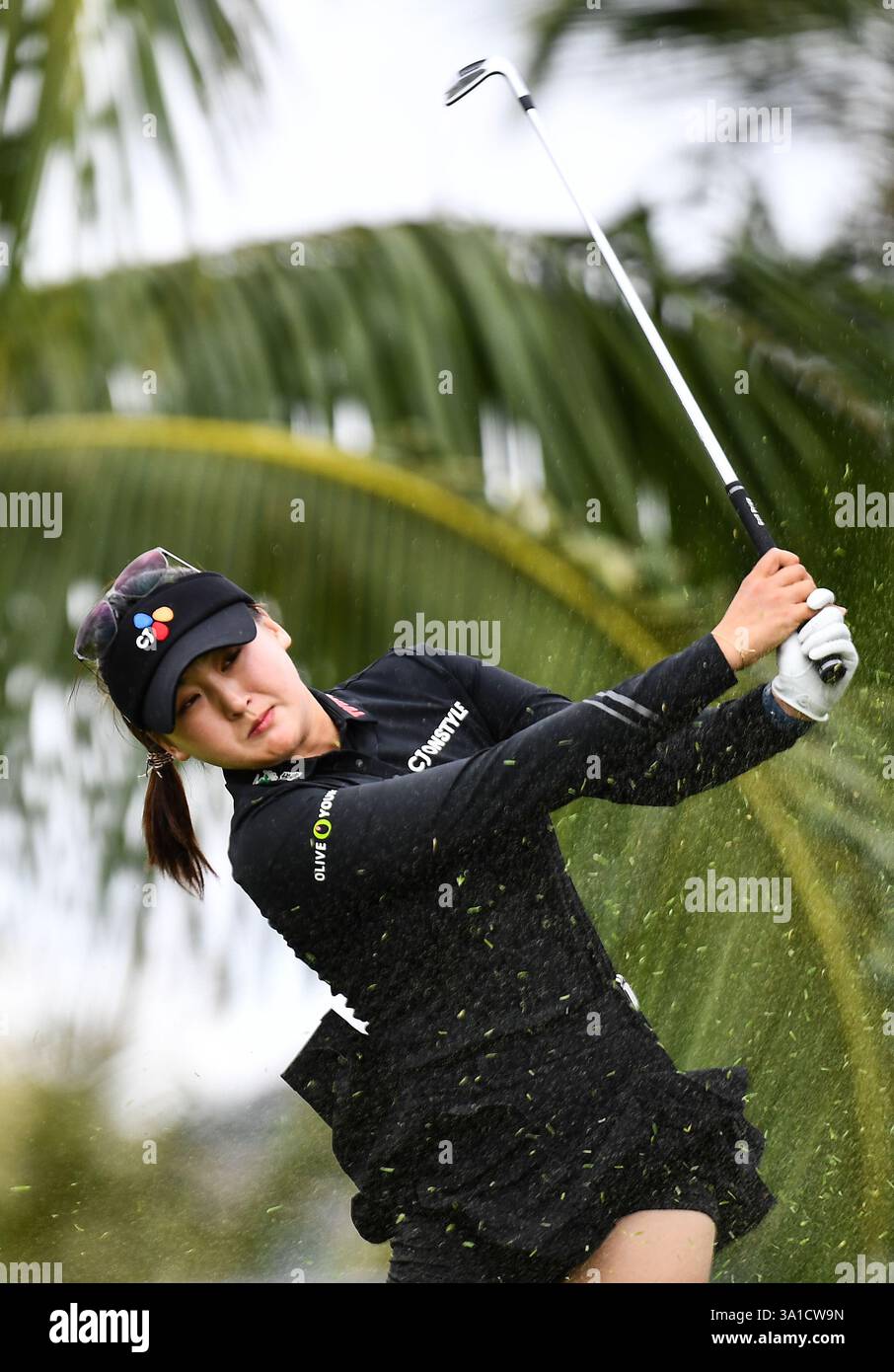 (250308) -- LINGSHUI, March 8, 2025 (Xinhua) -- Li Shuying of China ...