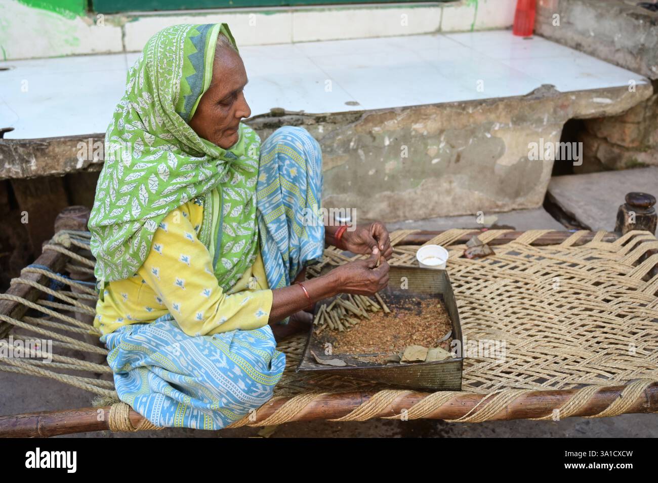 Prayagraj, Uttar Pradesh, India. 8th Mar, 2025. Prayagraj: A women ...
