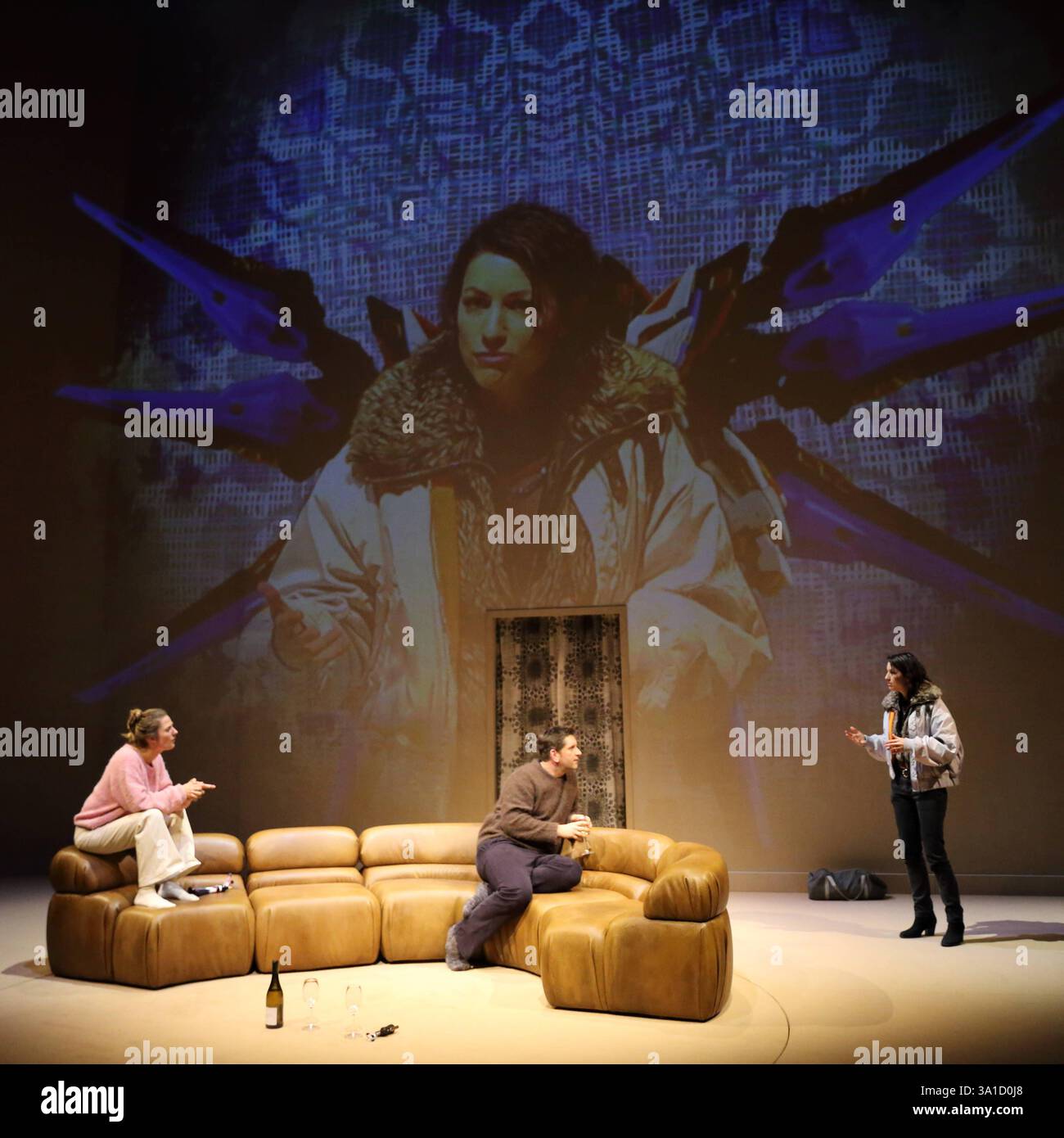 Marie Burchard, Sebastian Schwarz und Eva Meckbach, v.l., während der ...