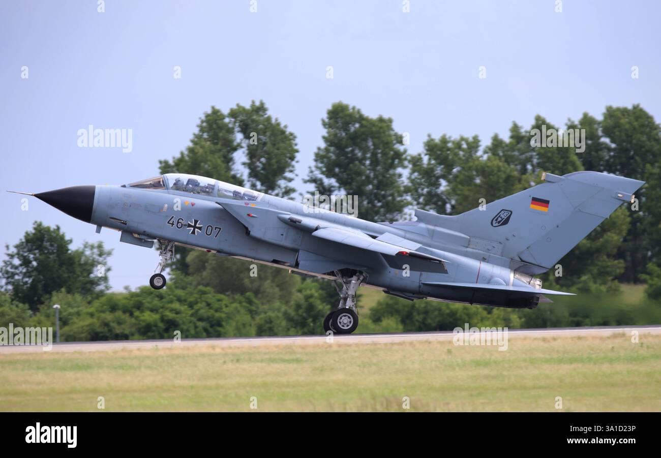 Ein Kampfflugzeug der deutschen Luftwaffe vom Typ Panavia Tornado bei ...
