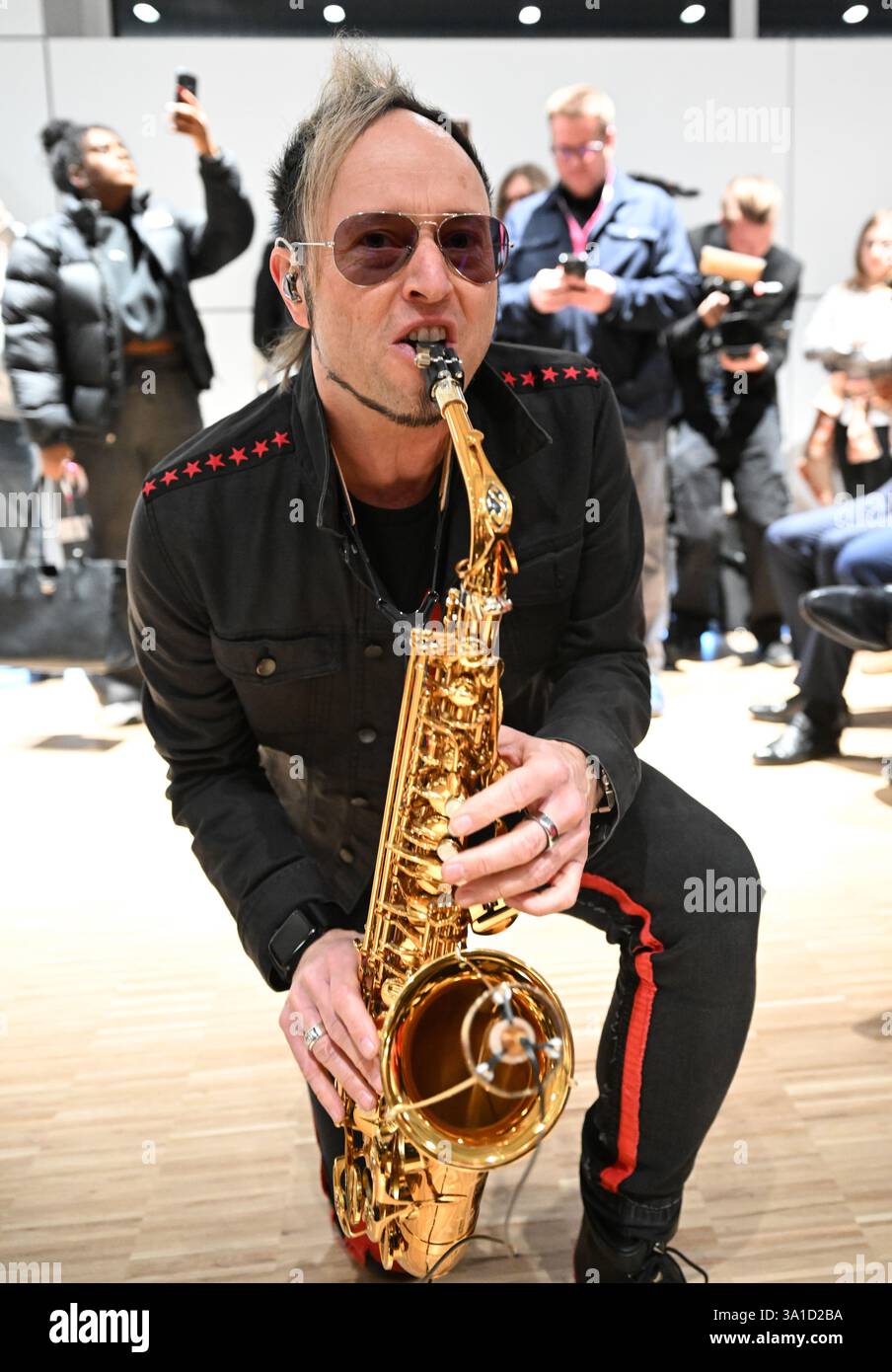 07 March 2025, Baden-Württemberg, Tübingen: Musician Noah Fischer plays ...