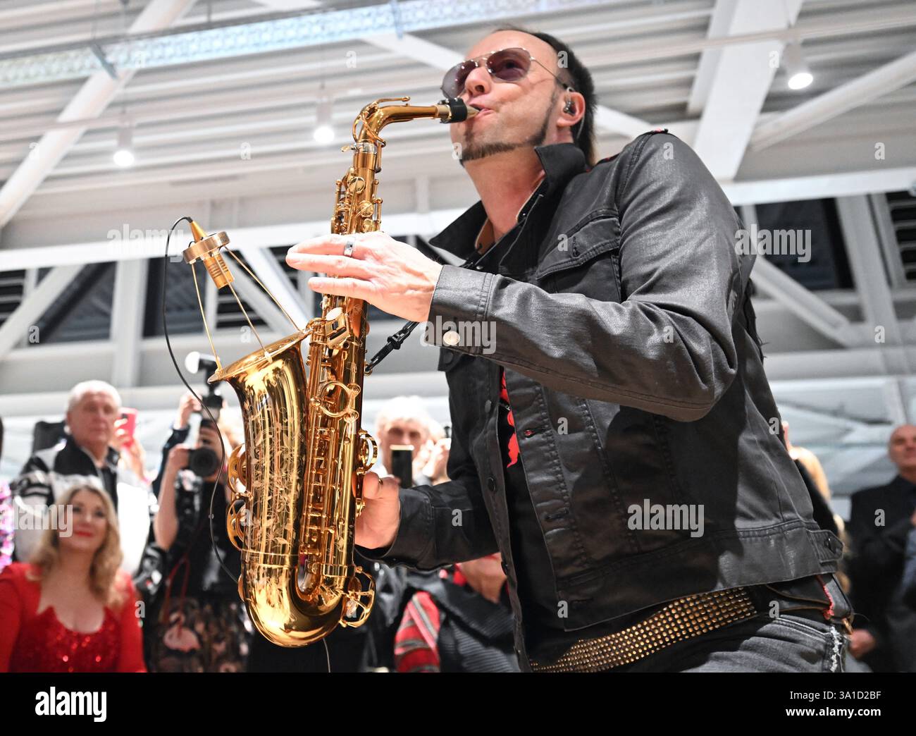 07 March 2025, Baden-Württemberg, Tübingen: Musician Noah Fischer plays ...
