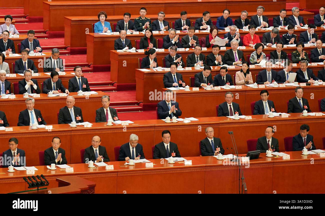 Chinese President Xi Jinping (center) and other members of the ...