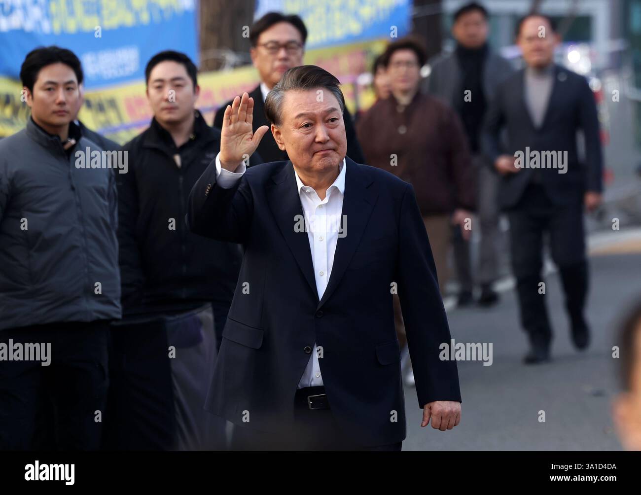 (250308) -- SEOUL, March 8, 2025 (Xinhua) -- Yoon Suk-yeol waves to his ...