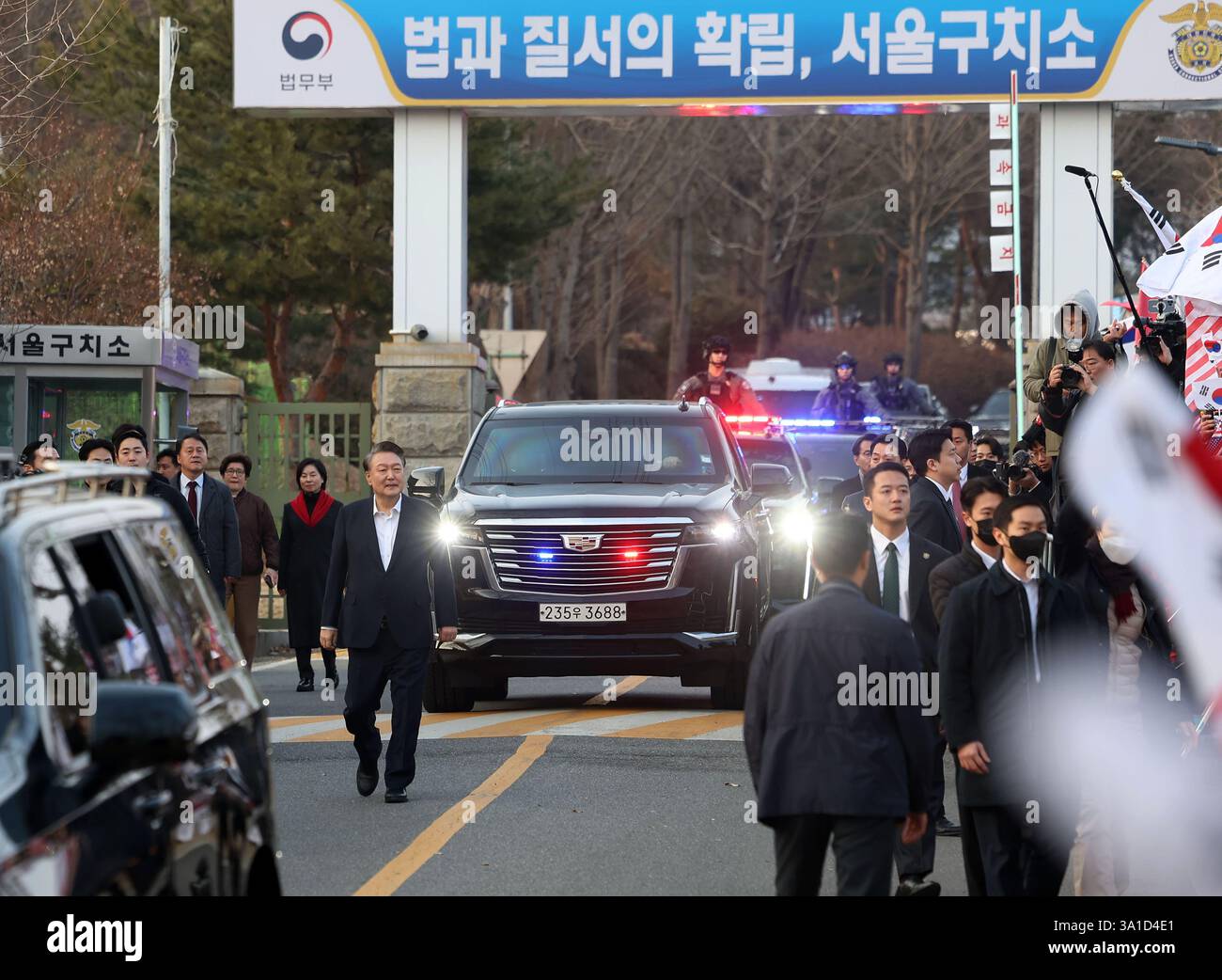 (250308) -- SEOUL, March 8, 2025 (Xinhua) -- Yoon Suk-yeol expresses ...