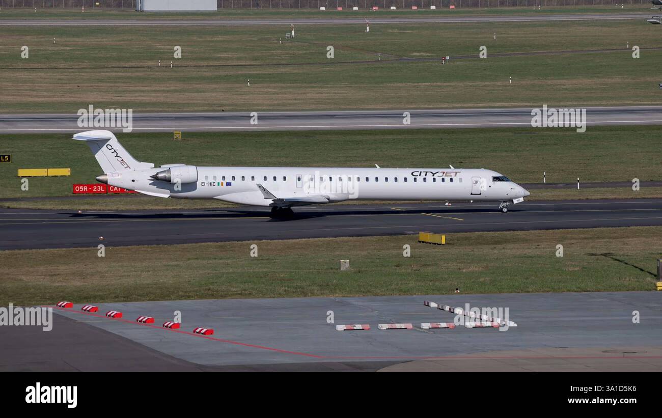 EI-HIE CityJet Bombardier CRJ-1000 am Flughafen Düsseldorf. DUS EDDL. Düsseldorf, Nordrhein ...