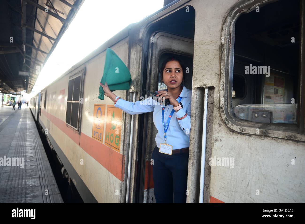 Prayagraj, Uttar Pradesh, India. 8th Mar, 2025. Prayagraj: Woman loco ...