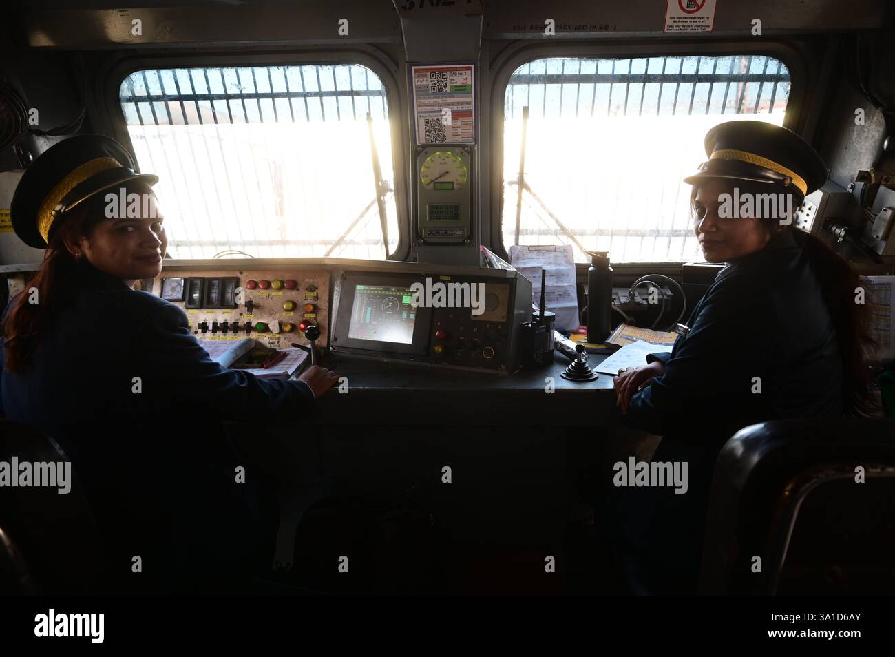 Prayagraj, Uttar Pradesh, India. 8th Mar, 2025. Prayagraj: Woman loco ...