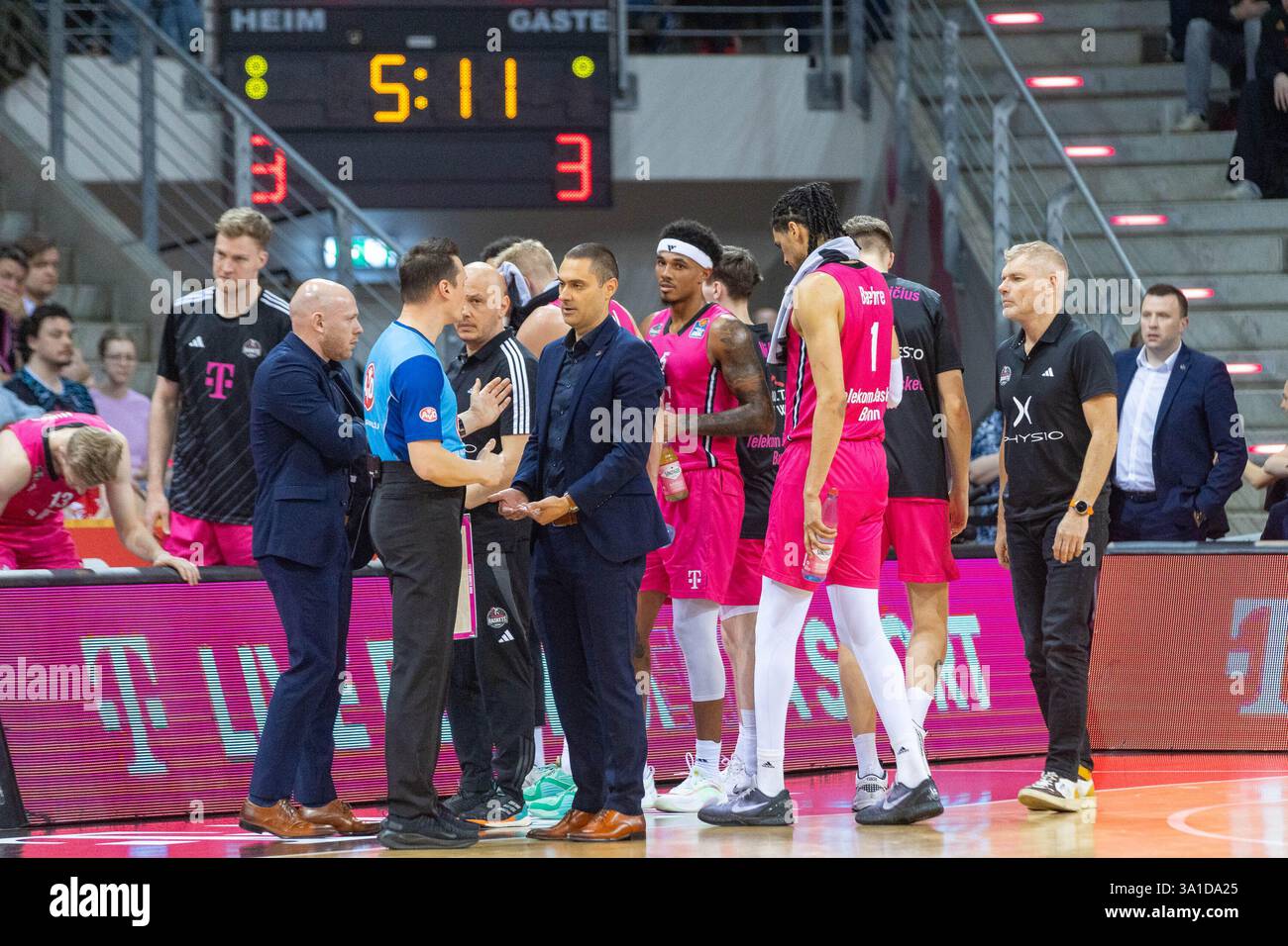 Marko Stankovic (Telekom Baskets Bonn, Head Coach) diskutiert mit dem ...