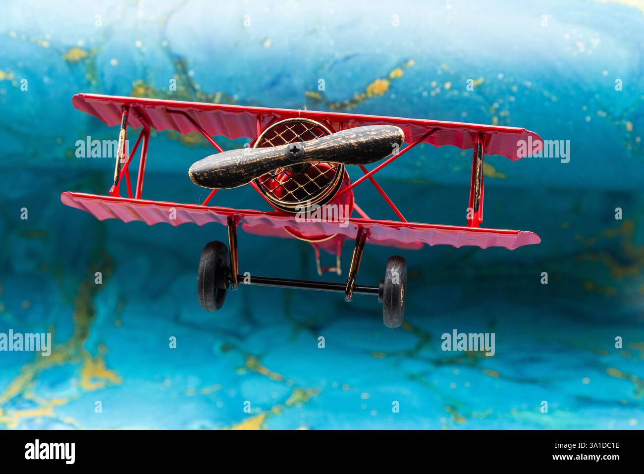 Avión biplano clásico pintado de rojo de hélice, con fondo azul ...