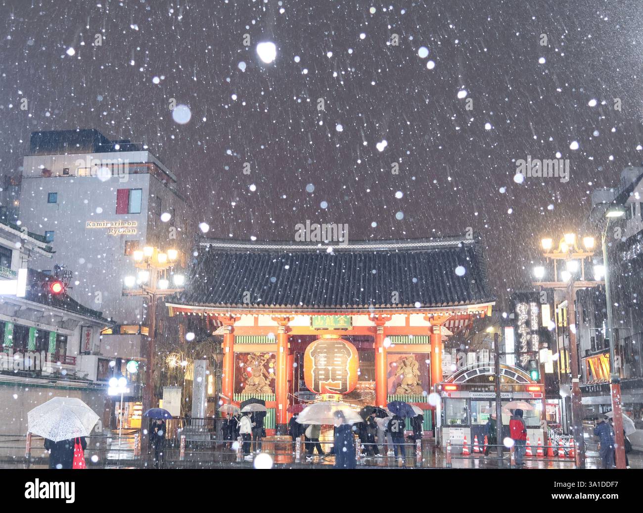 The photo shows the Kaminarimon Gate and snow in Asakusa, Tokyo, Japan ...