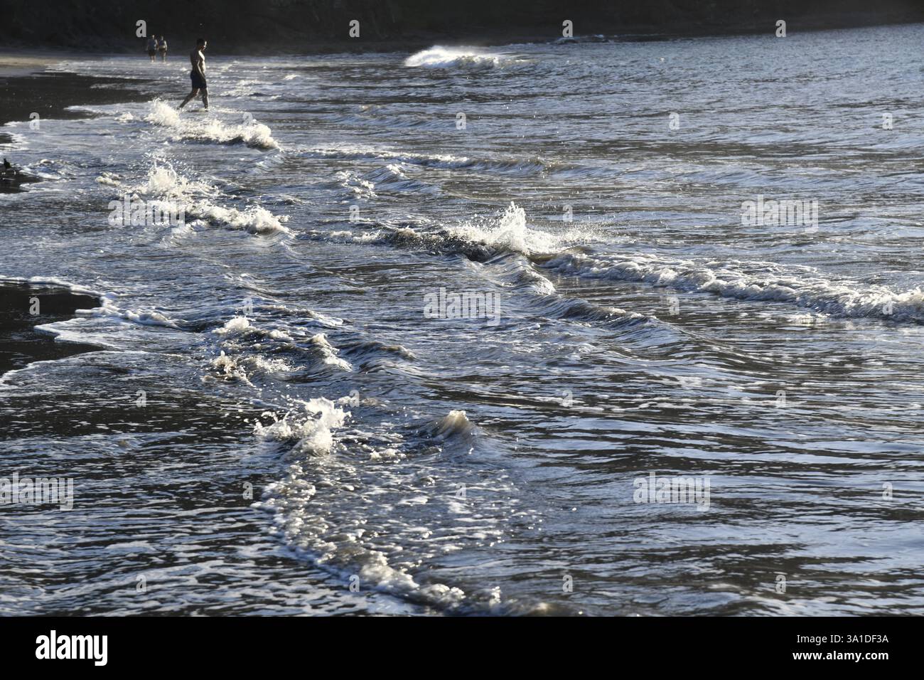 waves coming on shore in Costa Rica producing many splashes, patterns ...