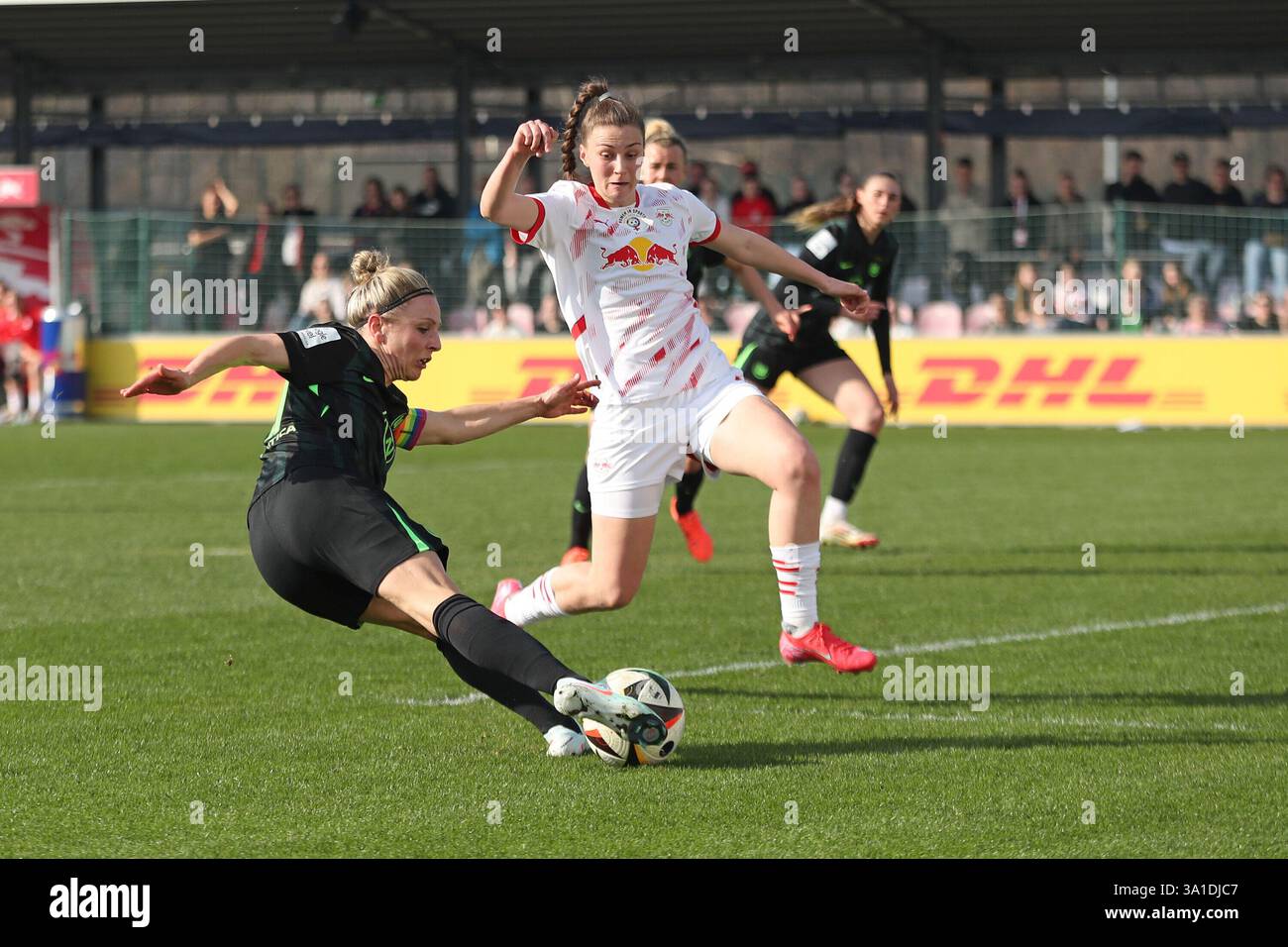 Leipzig, Deutschland. 08th Mar, 2025. Alexandra Popp (11, VfL Wolfsburg ...