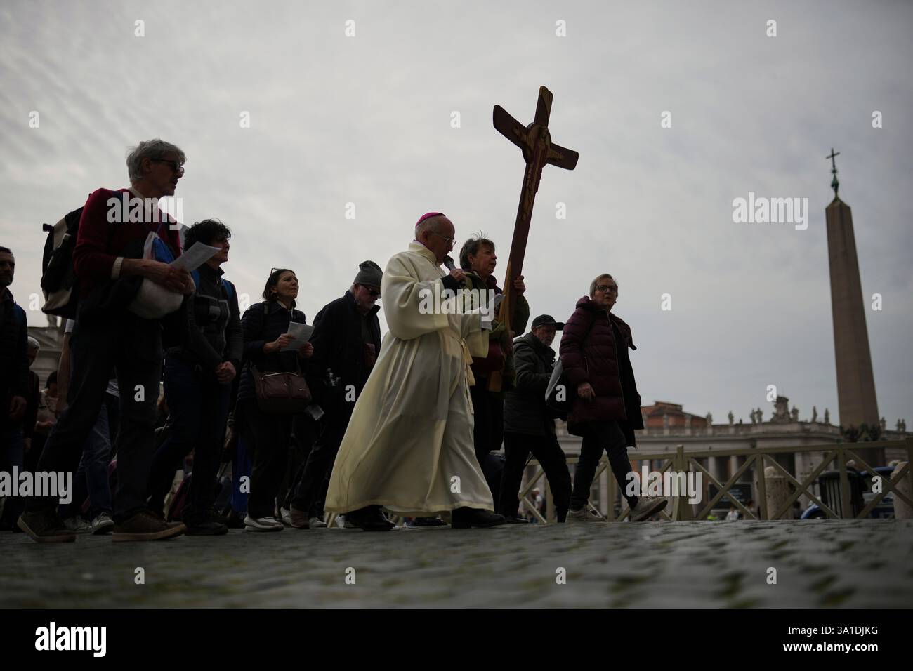 Catholic worshippers arrive to St. Peter's Square at The Vatican ...