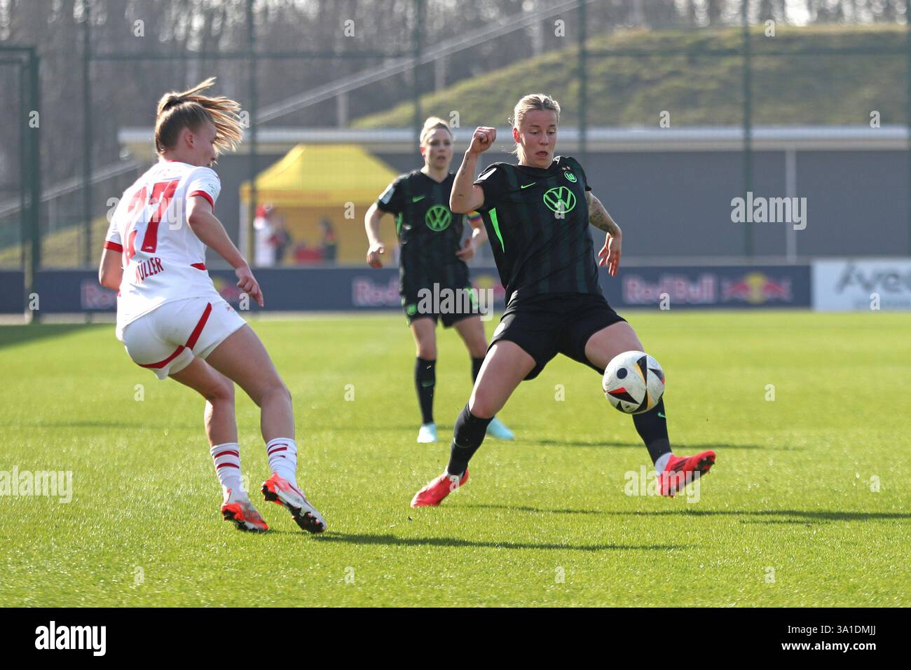 Leipzig, Deutschland. 08th Mar, 2025. Lynn Wilms (2, VfL Wolfsburg). Fu ...