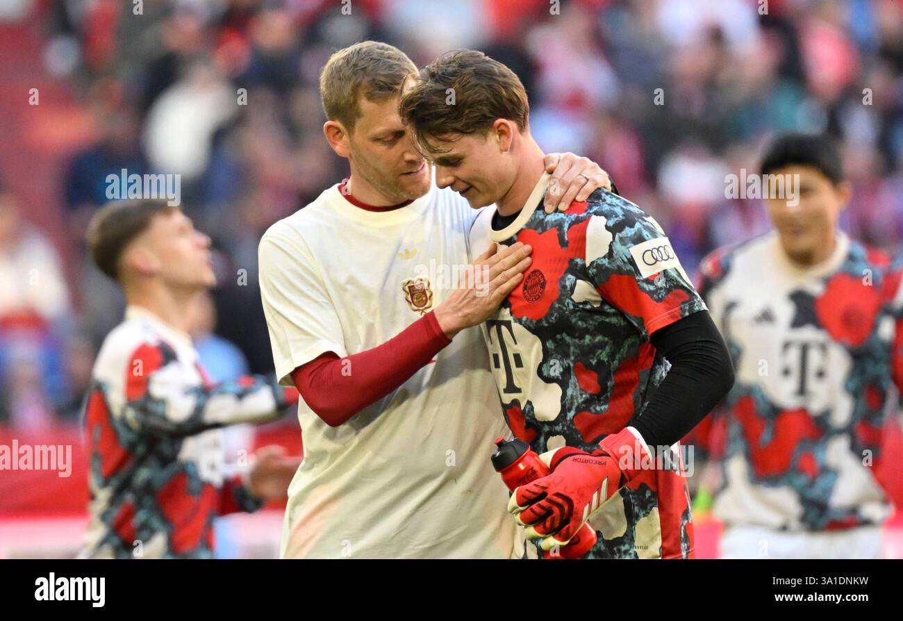 Muenchen, Deutschland. 08th Mar, 2025. vor Spielbeginn: Torwart-Trainer ...