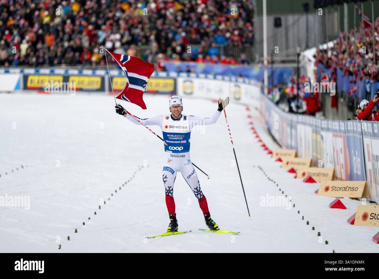 RIIBER Jarl Magnus (Norwegen) jubelt im Ziel mit norwegischer Fahne ...